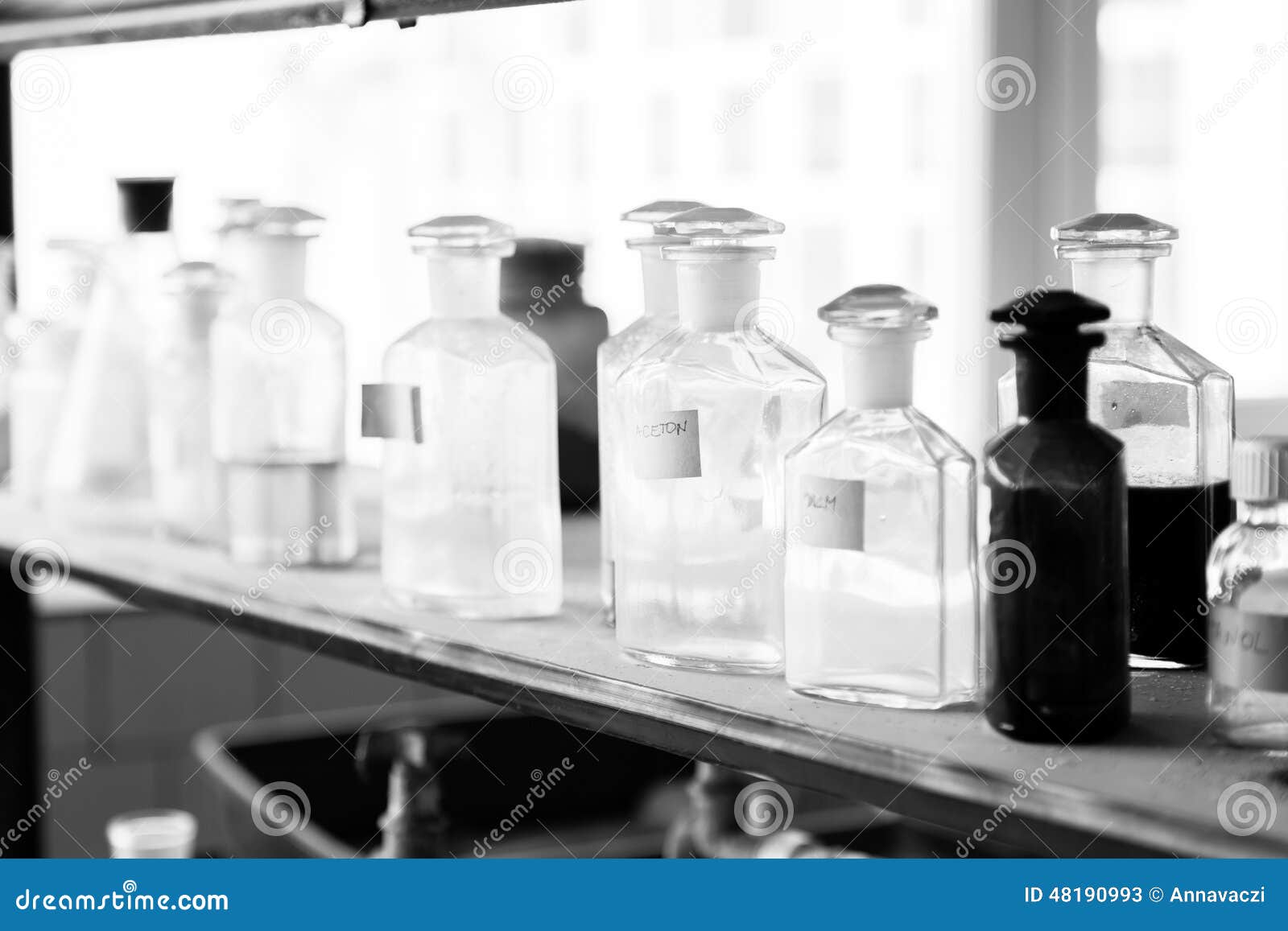 Altes Labor Mit Vielen Flaschen Stockbild - Bild von weinlese, labor ...