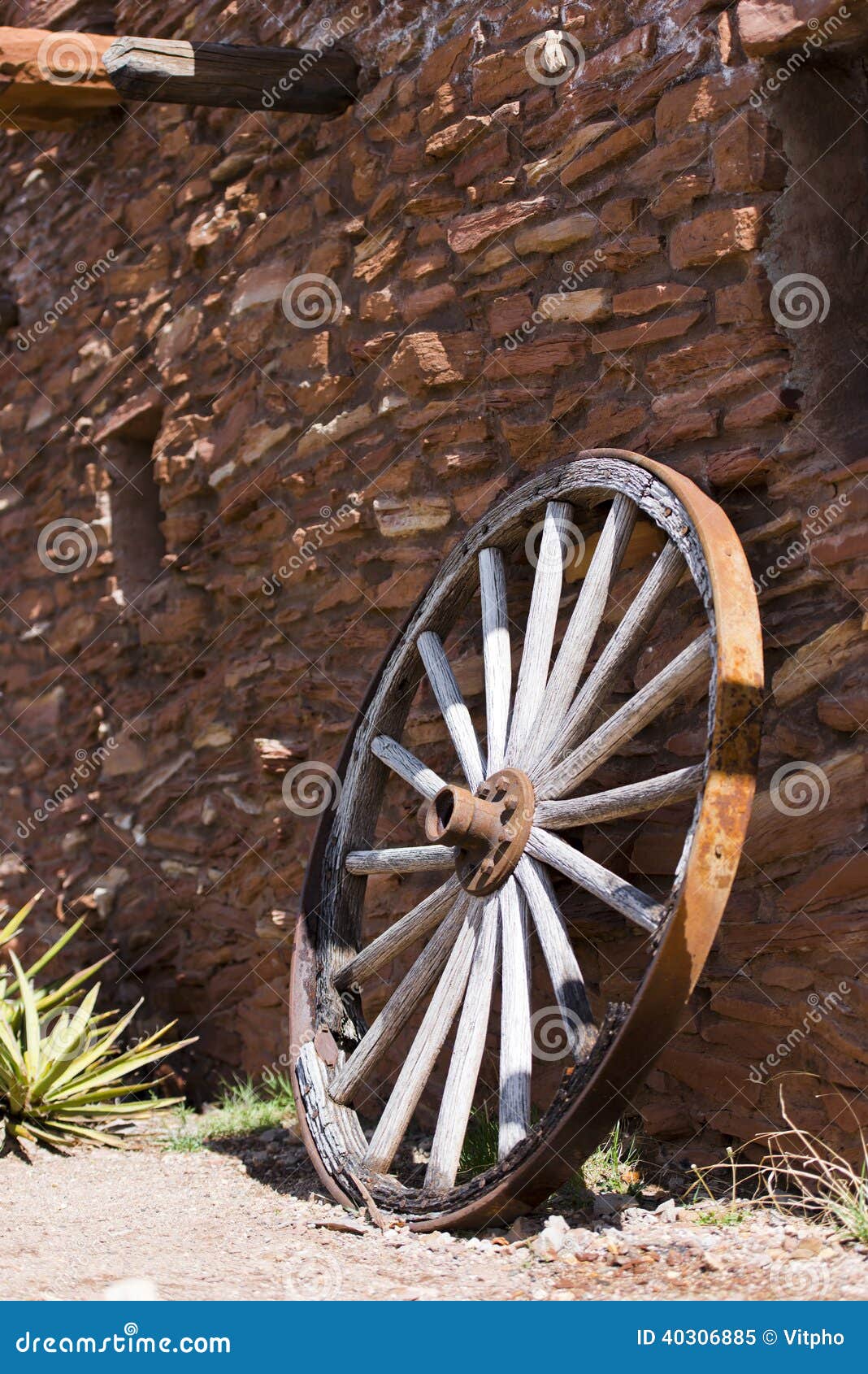 Altes Rad Nahe Einer Steinwand Stockbild - Bild von metall, rostig ...