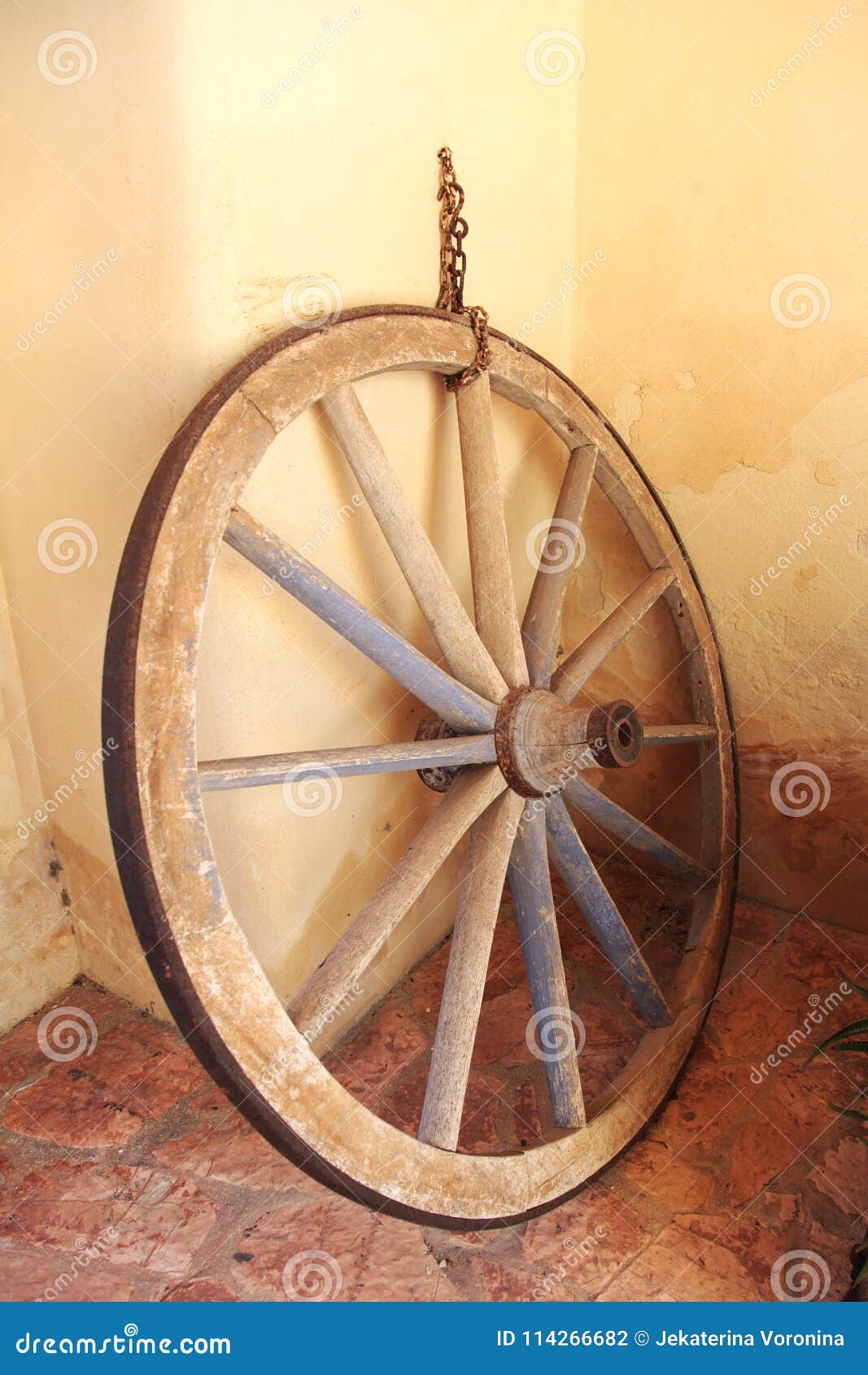 Altes Rad Von Einem Lastwagen Stockfoto - Bild von bauholz, gras: 114266682