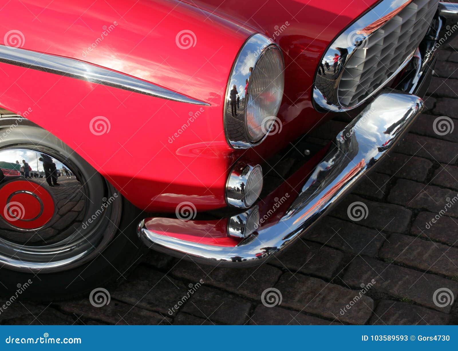 Altes Retro- rotes Auto stockbild. Bild von berühmt - 103589593