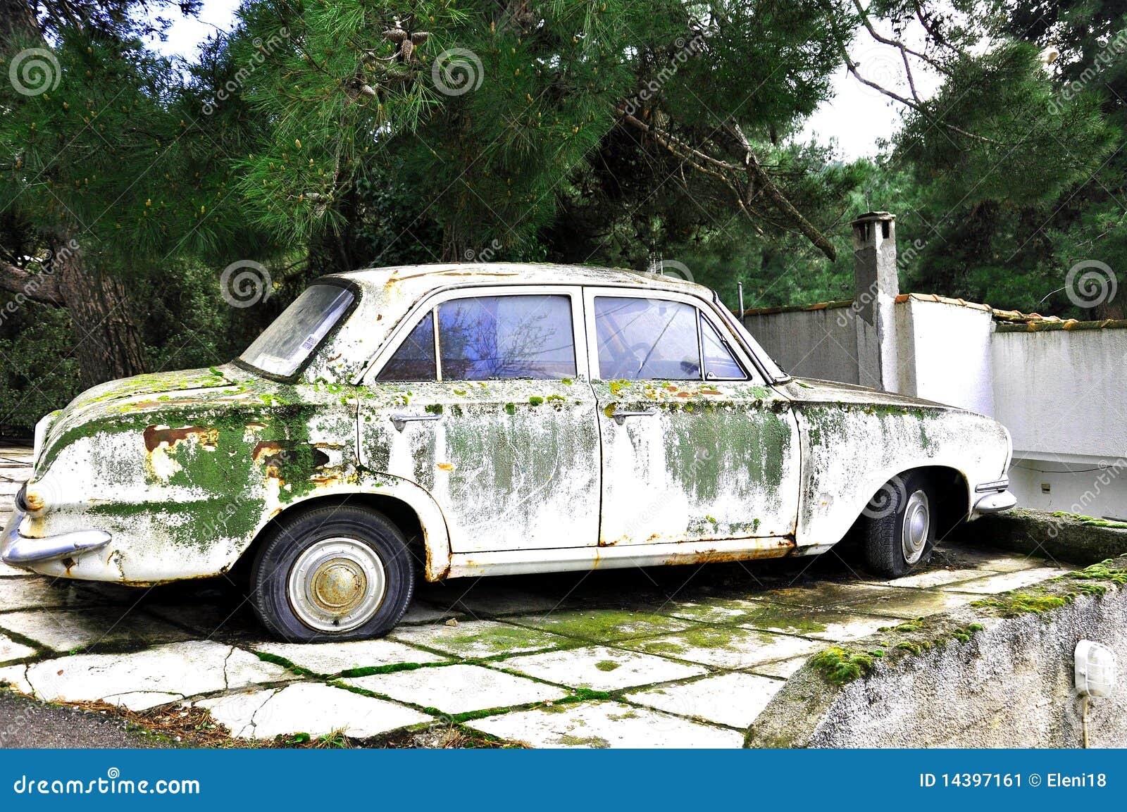 Altes rostiges Auto stockbild. Bild von unten, gebrochen - 14397161