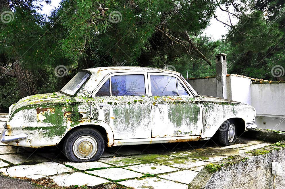 Altes rostiges Auto stockbild. Bild von unten, gebrochen - 14397161