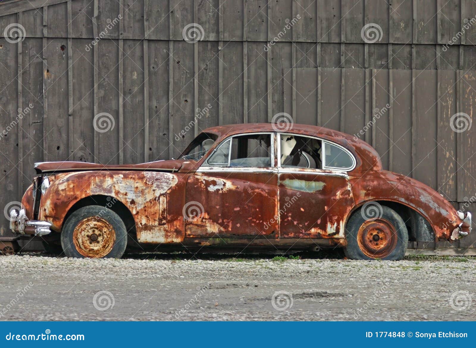 Altes rostiges Auto stockfoto. Bild von rost, verlassen - 1774848