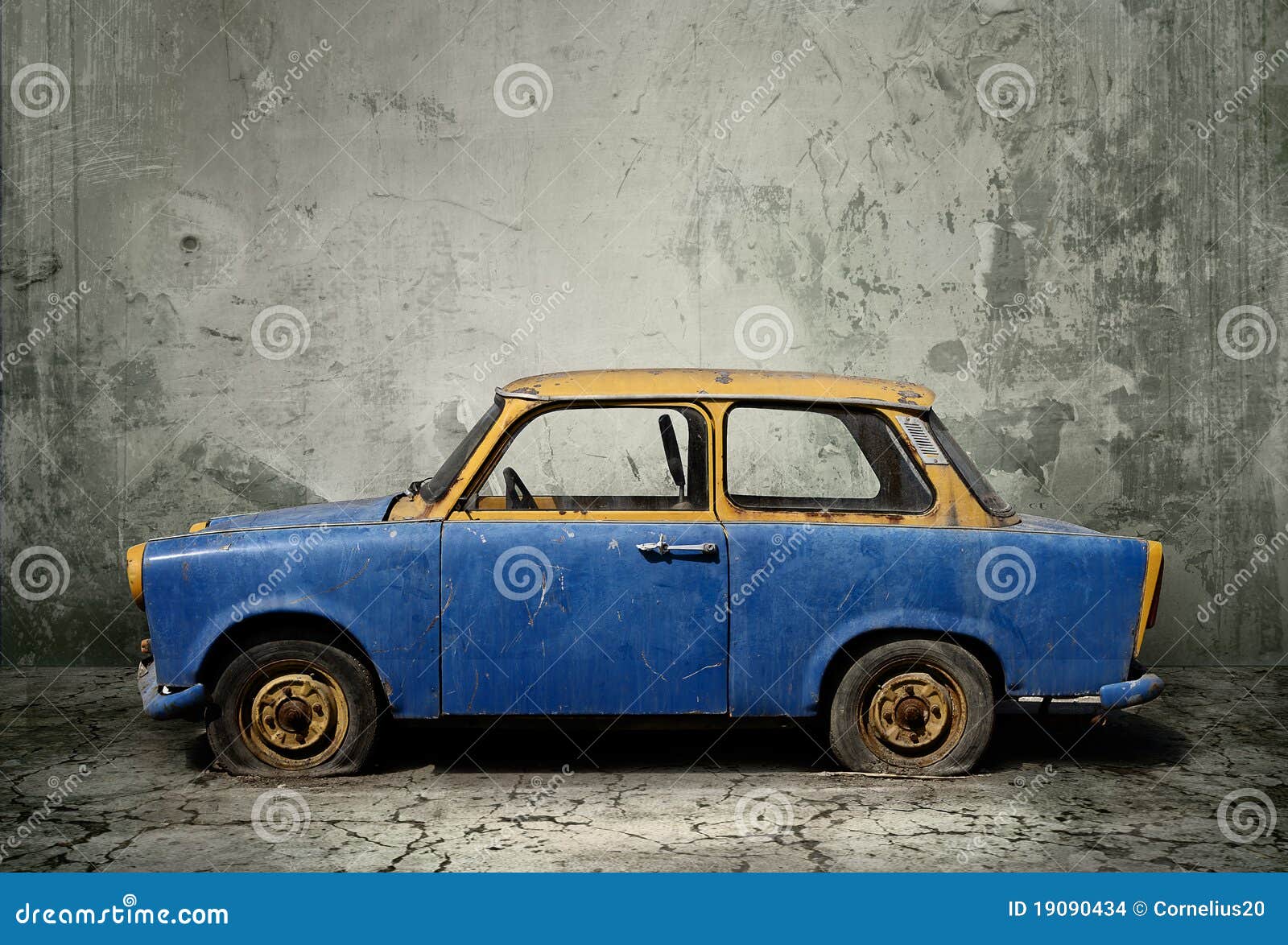 Altes rostiges Auto stockfoto. Bild von einsam, beschädigt - 19090434