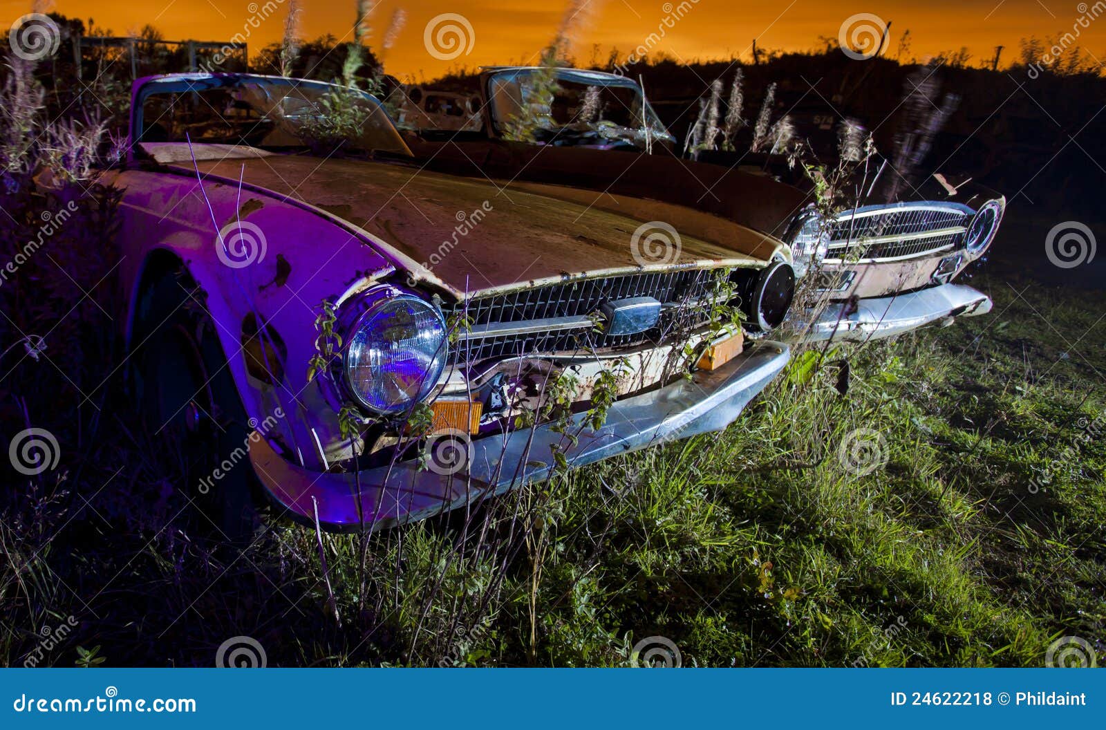 Altes rostiges Auto stockfoto. Bild von überwuchert, fein - 24622218
