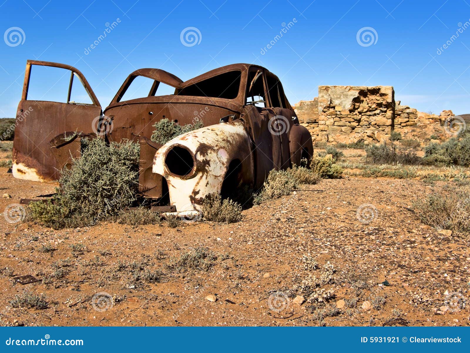 Altes rostiges Auto stockbild. Bild von sand, verrosten - 5931921