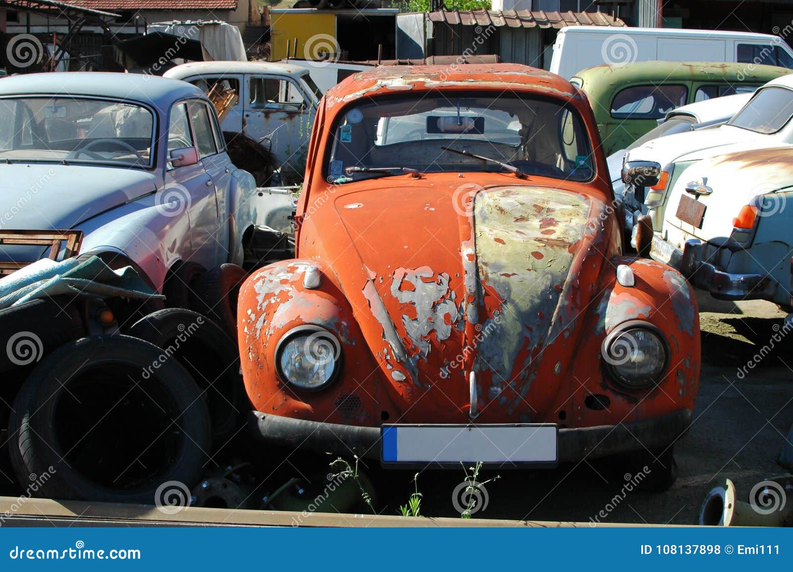 Altes Rostiges Auto Auf Parkplatz Stockfoto - Bild von antike, schmutz ...