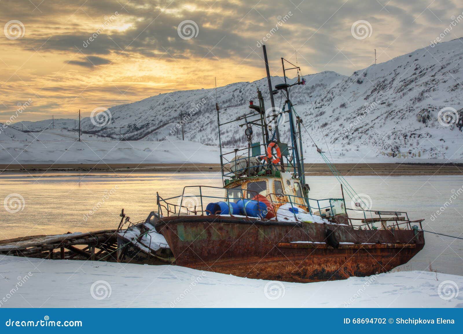 Altes rostiges Fischerboot stockfoto. Bild von reste - 68694702