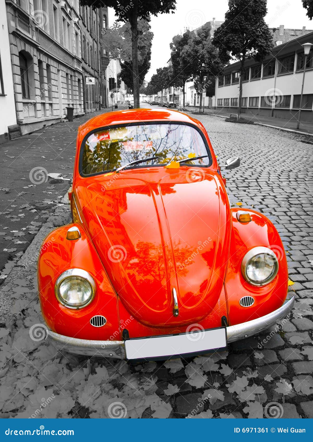 Altes rotes Auto stockbild. Bild von wiese, fahrt, relikt - 6971361