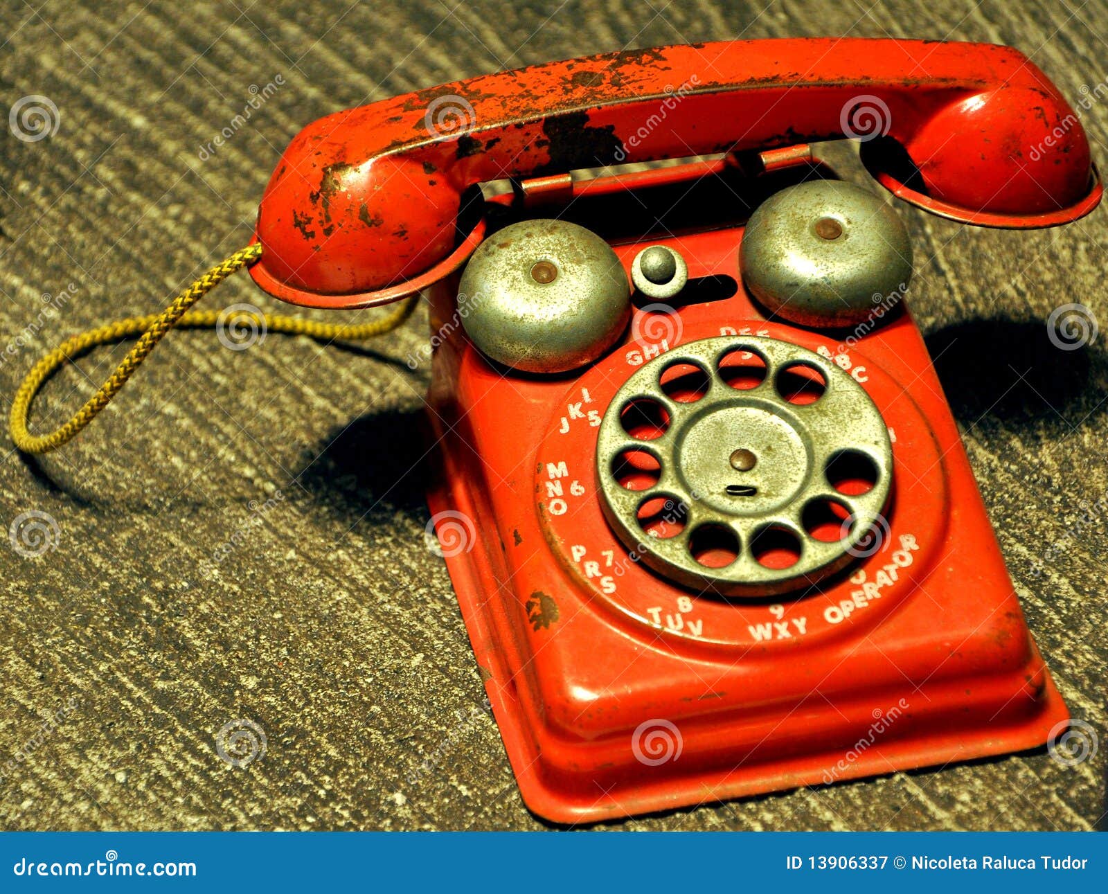 Altes rotes Telefon stockbild. Bild von aufruf, einheit - 13906337