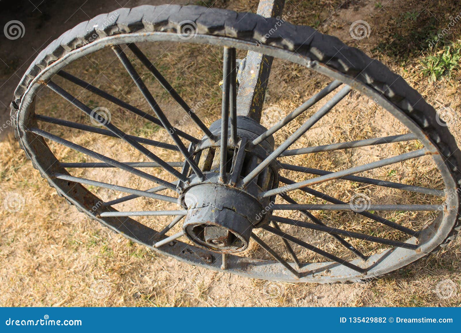 Altes Rustikales Rad, Holz Und Metall Stockfoto - Bild von holz ...