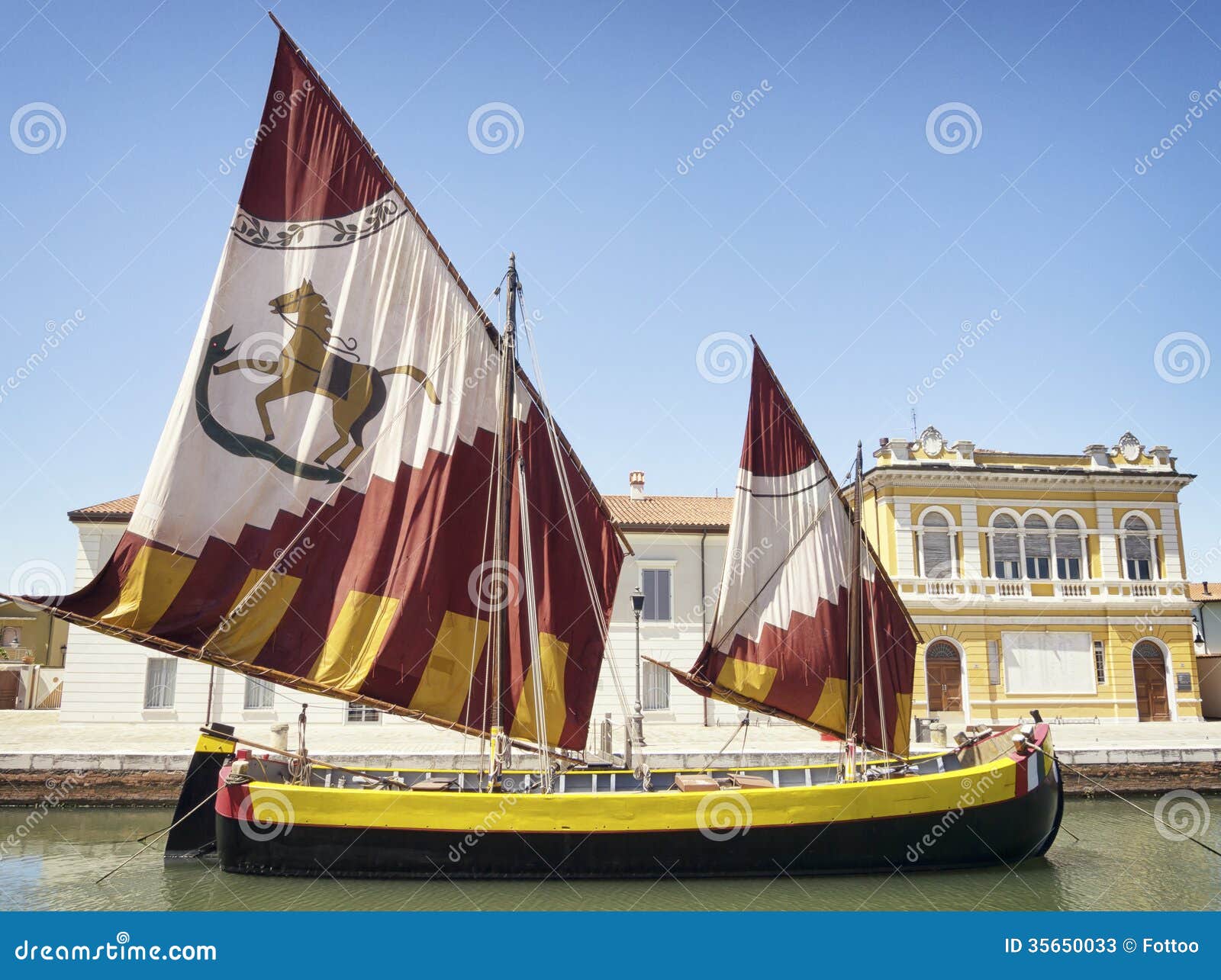 Altes Segelboot stockbild. Bild von verankert, antike - 35650033