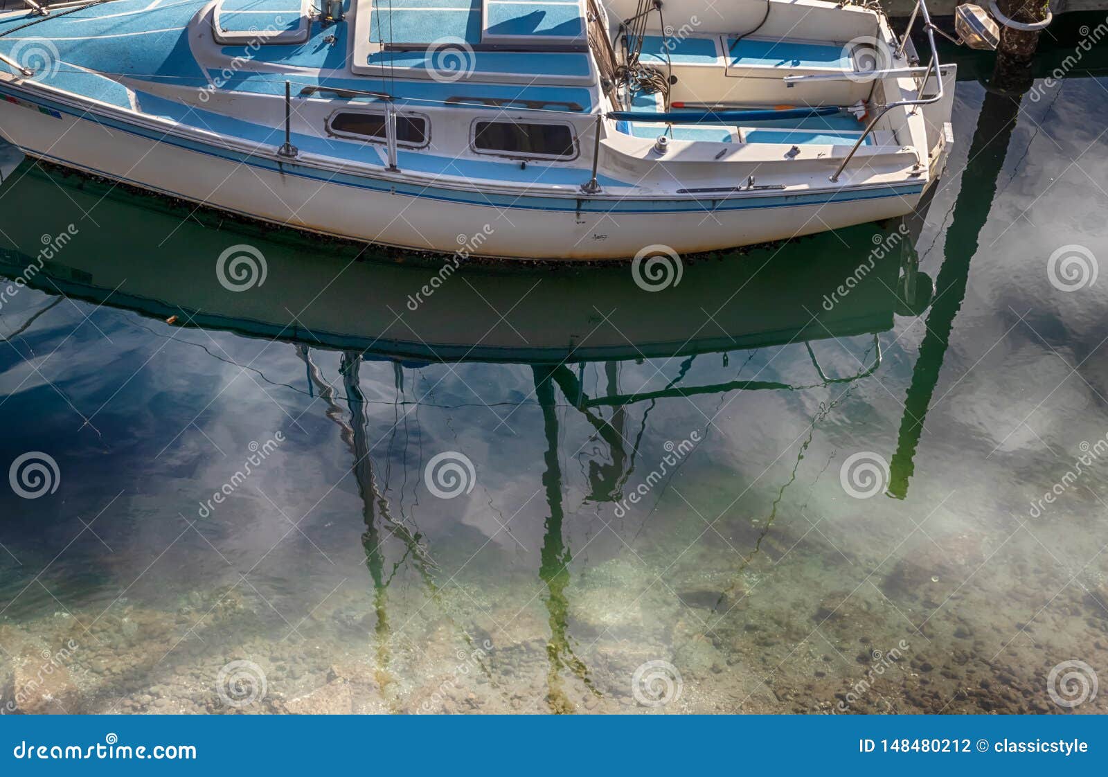 Altes Segelboot, Das in Einer Hafenmole Reflektiert Wird Stockfoto ...