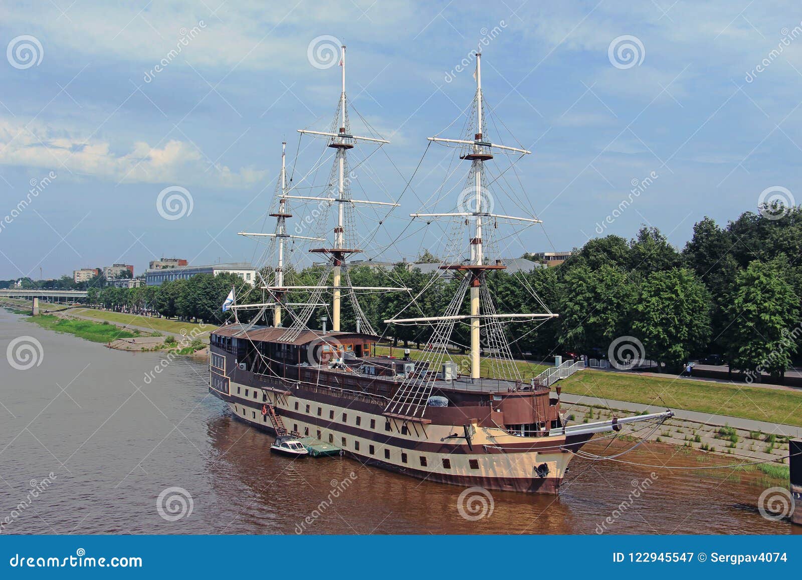 Altes Segelschiff am Pier stockbild. Bild von zufuhr - 122945547