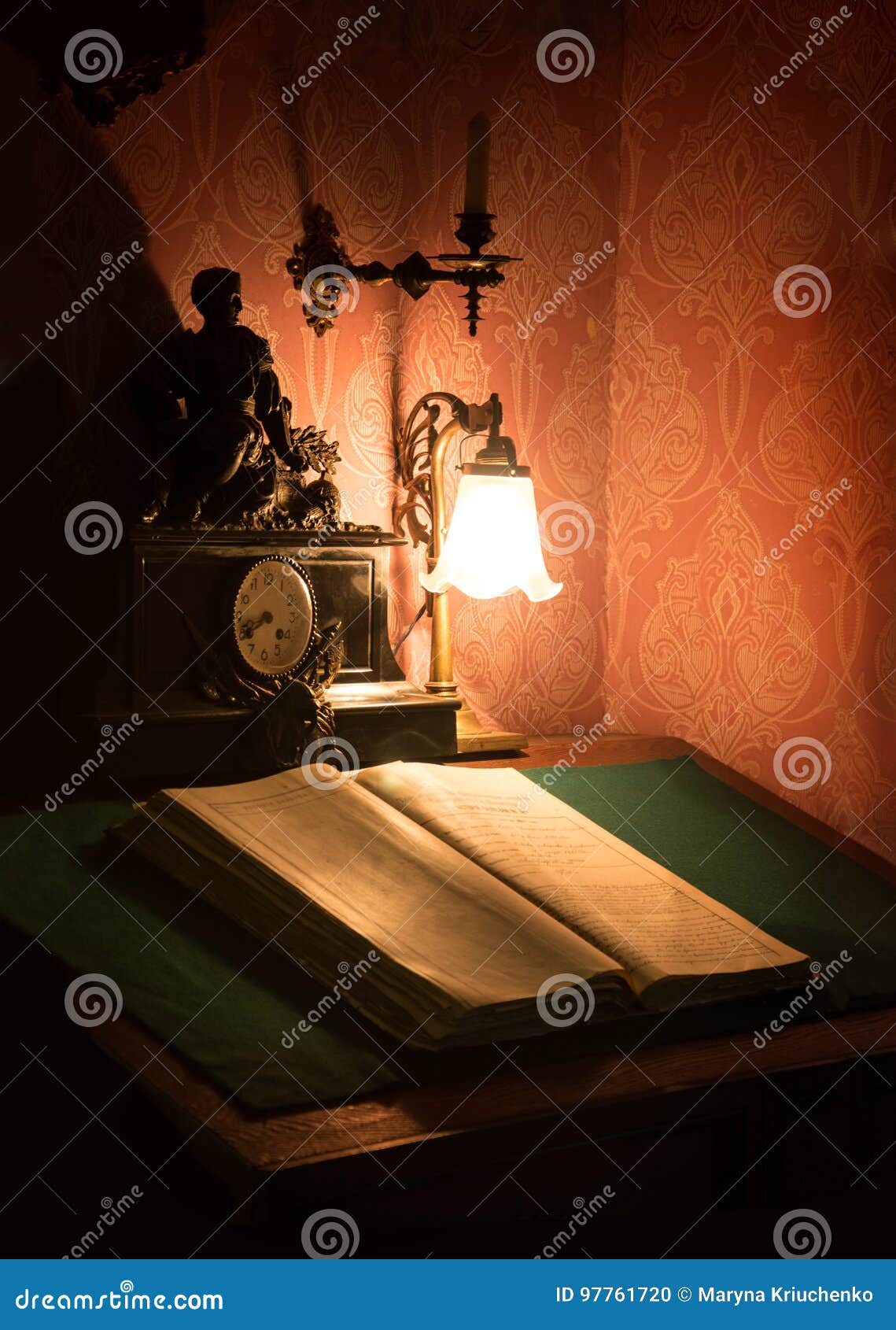 Altes Stillleben Buch Unter Der Lampe Stockfoto - Bild von borduhr ...