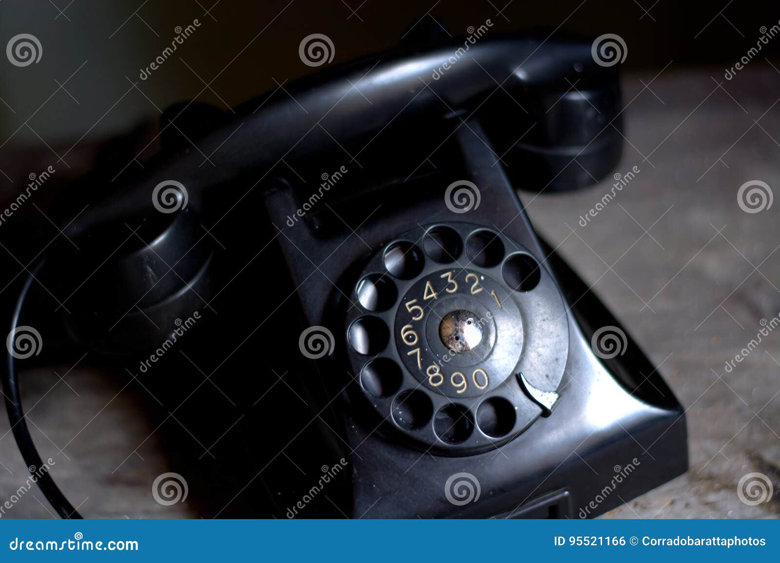 Altes Telefon stockfoto. Bild von antike, telefone, mitten - 95521166