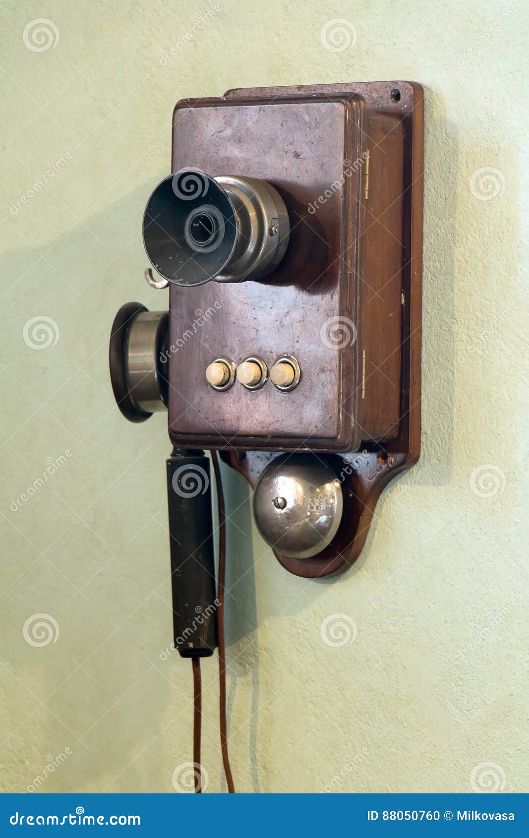 Altes Telefon mit Kurbel stockfoto. Bild von antiquiert - 88050760