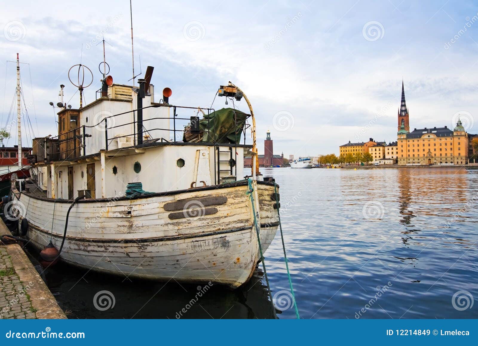 Altes Weißes Boot Des Seemanns Auf Stadthintergrund Stockbild - Bild ...