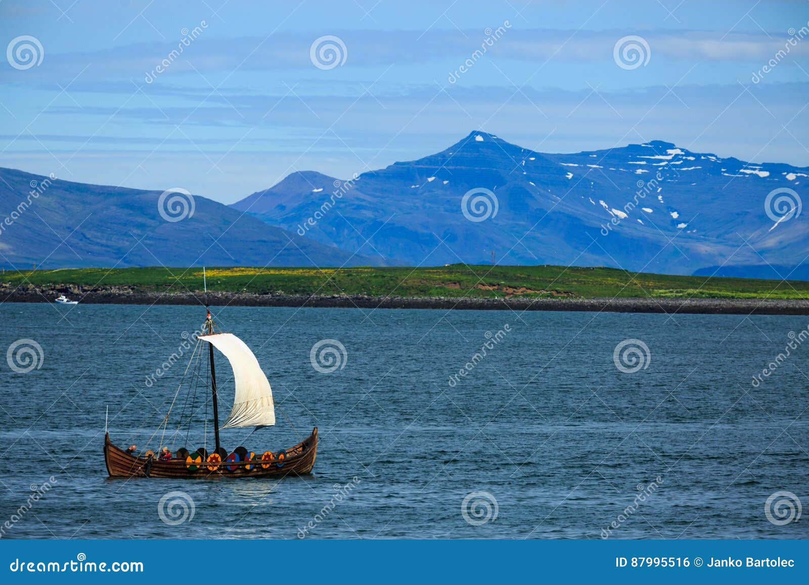 Altes Wikinger-Boot redaktionelles foto. Bild von blau - 87995516