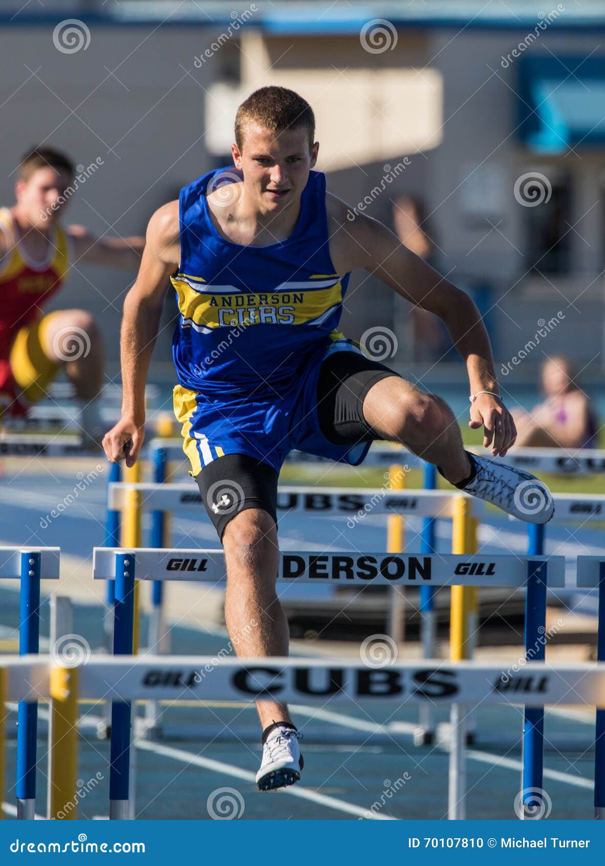 Alto Corredor De Vallas Sobre El Top Imagen editorial - Imagen de barra ...