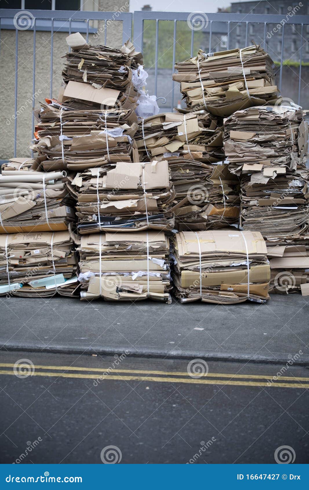 Altpapier stockbild. Bild von papier, montieren, montiert - 16647427