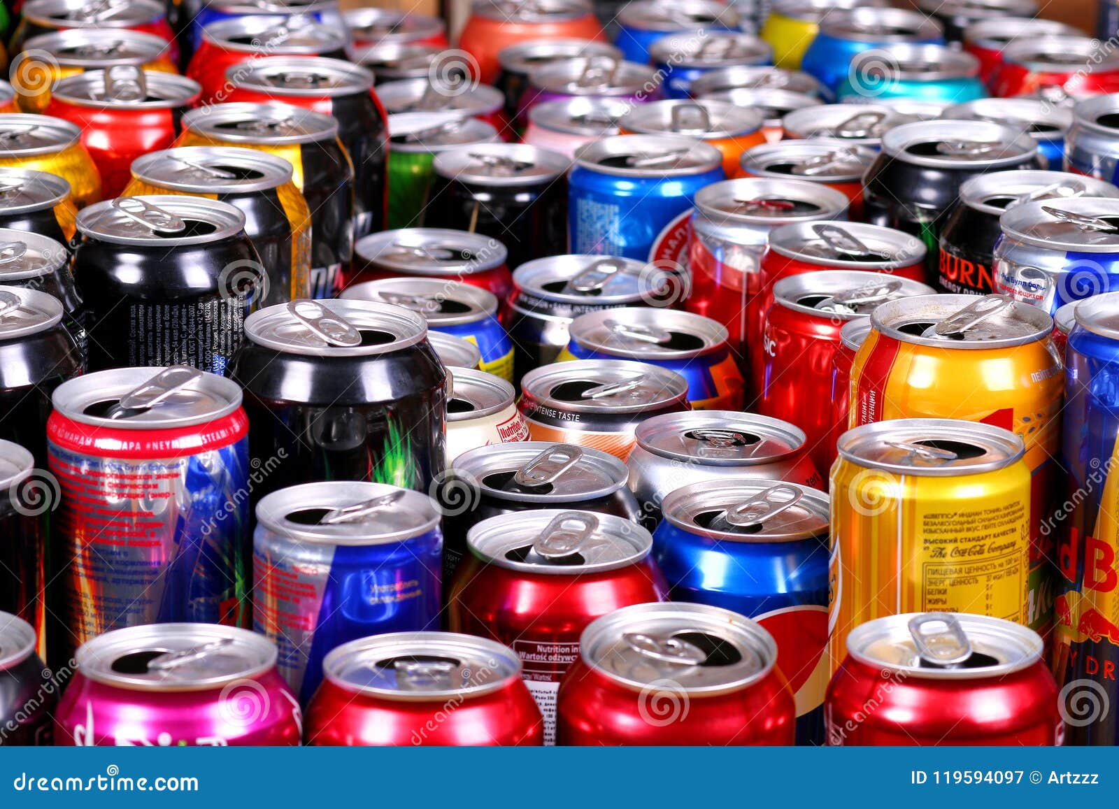 Aluminiowe puszki fotografia editorial. Obraz złożonej z energia ...