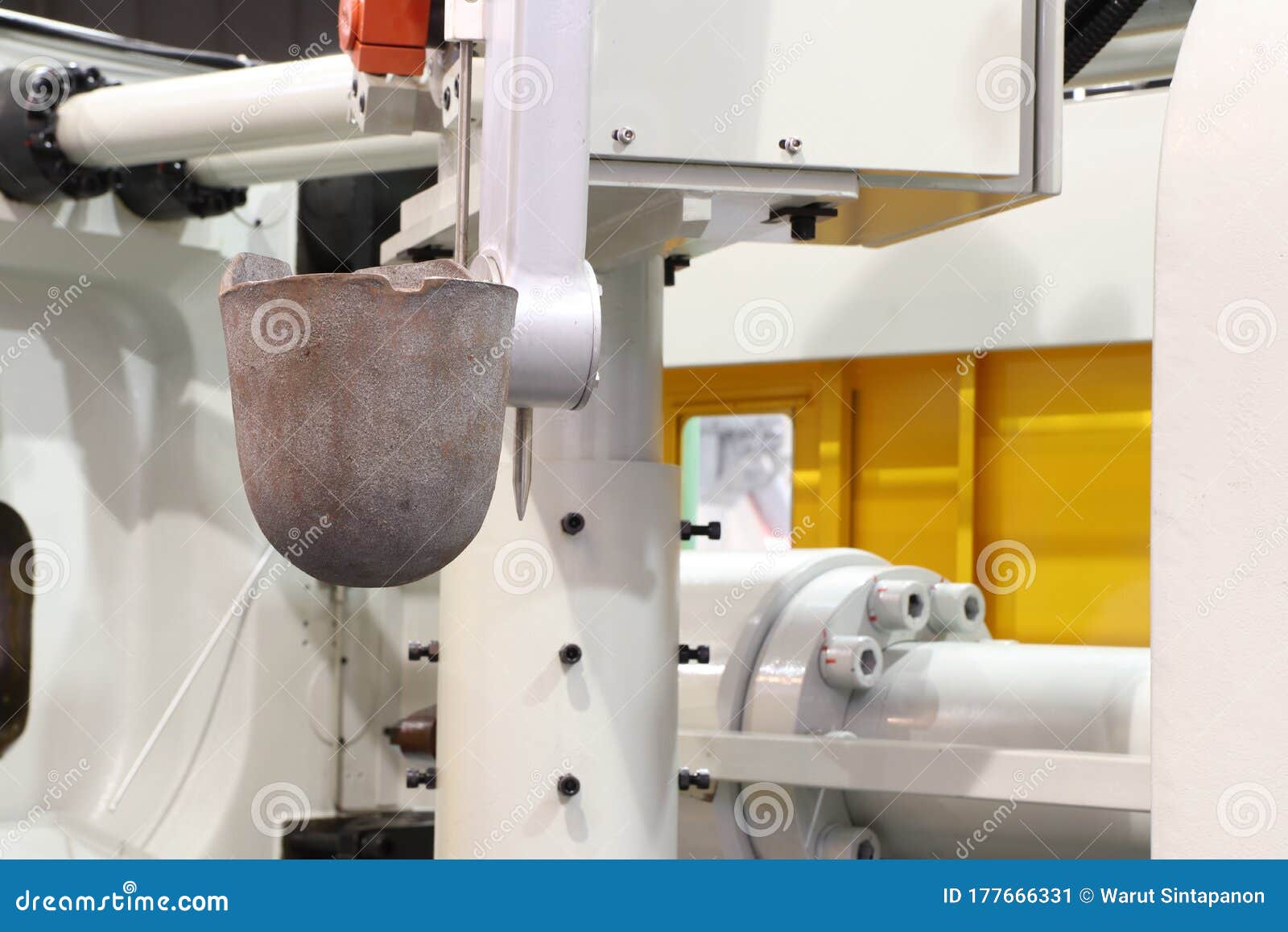 Aluminium Die Casting Injection Machine ; Focus at Metal Ladle Stock ...