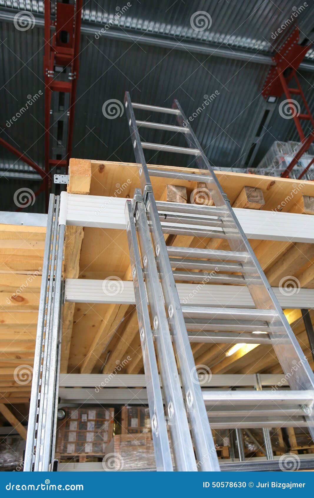 Aluminum stege inomhus arkivfoto. Bild av fördelning - 50578630