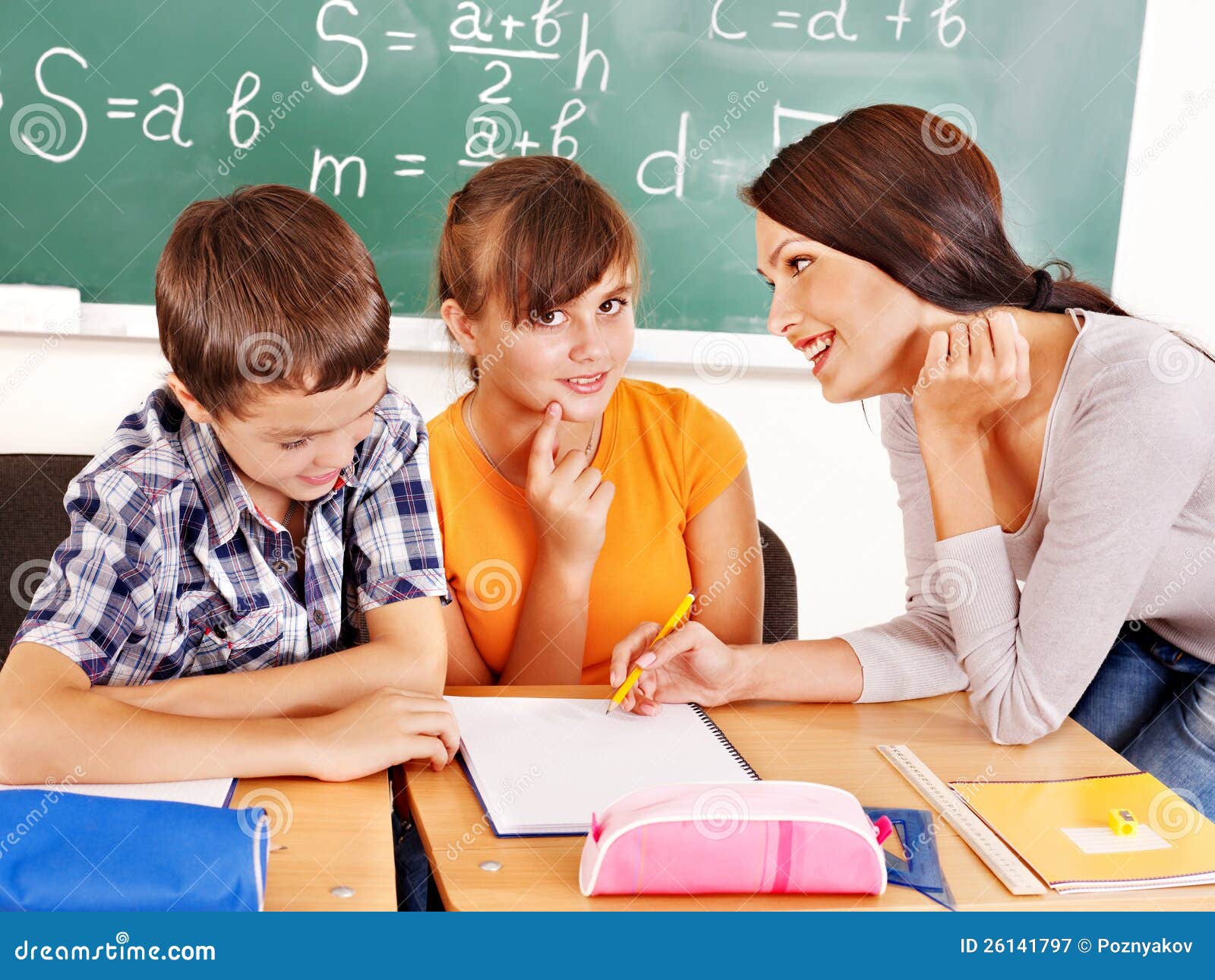 Alumno con el profesor. imagen de archivo. Imagen de tiza - 26141797