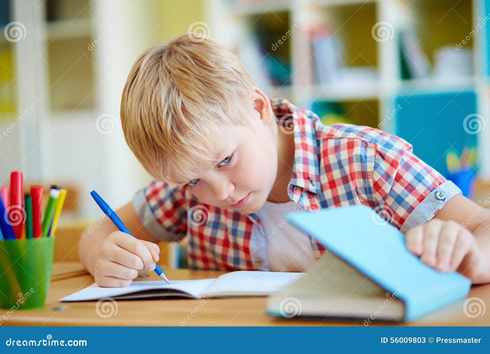 Alumno deshonesto imagen de archivo. Imagen de colegial - 56009803