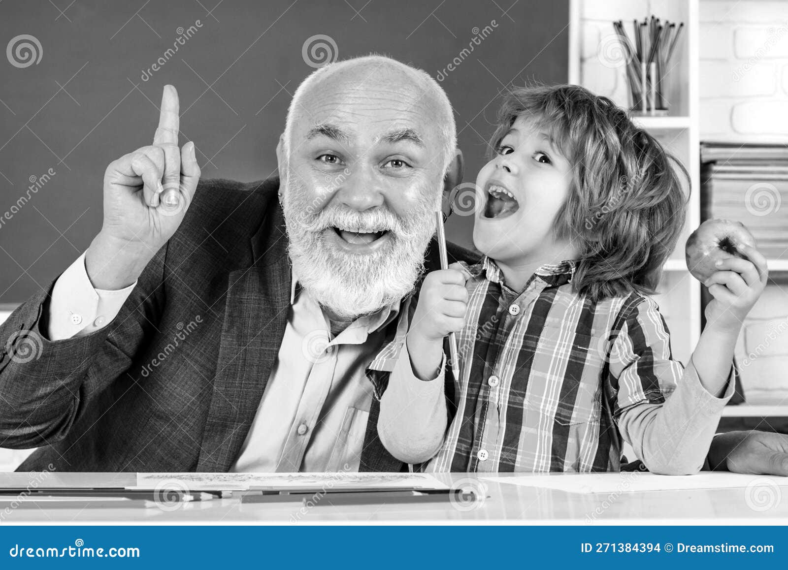 Alumno Y Profesor En Aula. Abuelo E Hijo Se Divierten Juntos. Maestro ... Alumno Y Profesor En Aula. Abuelo E Hijo Se Divierten Juntos. Maestro ...