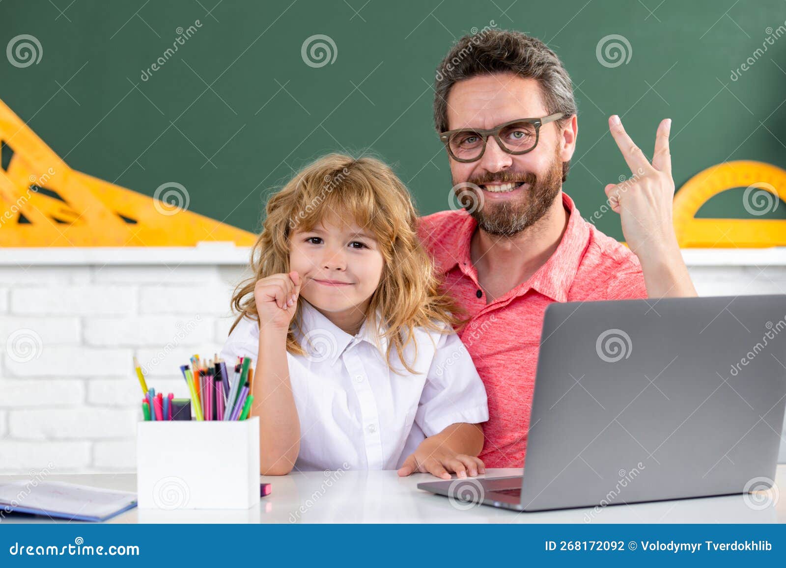 Alumno Y Profesor En Clase En Clase. Foto de archivo - Imagen de ...