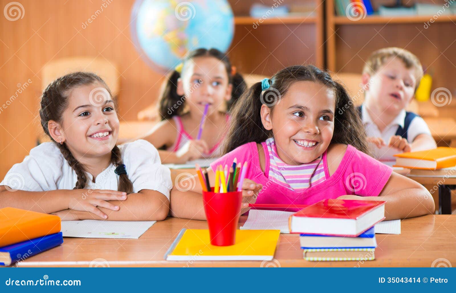 Alumnos Felices Durante La Lección En Sala De Clase Imagenes De Archivo Imagen 35043414
