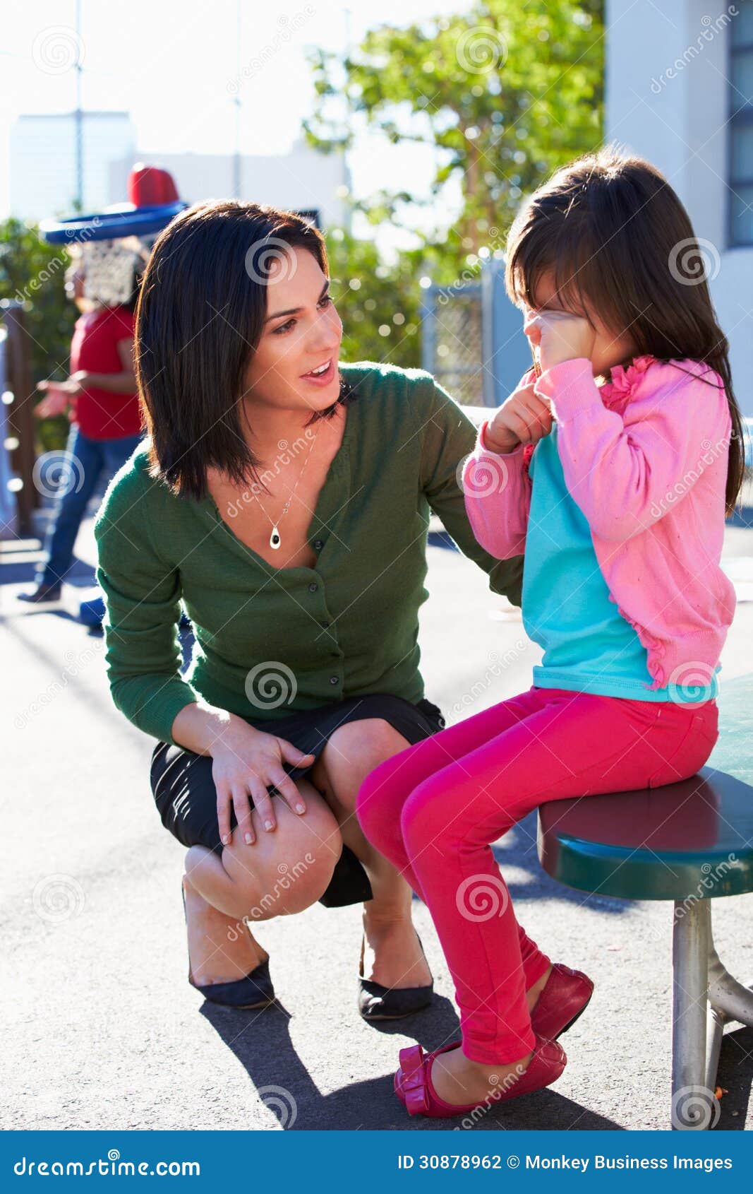 Aluno Da Escola De Comforting Upset Elementary Do Professor Foto de ...