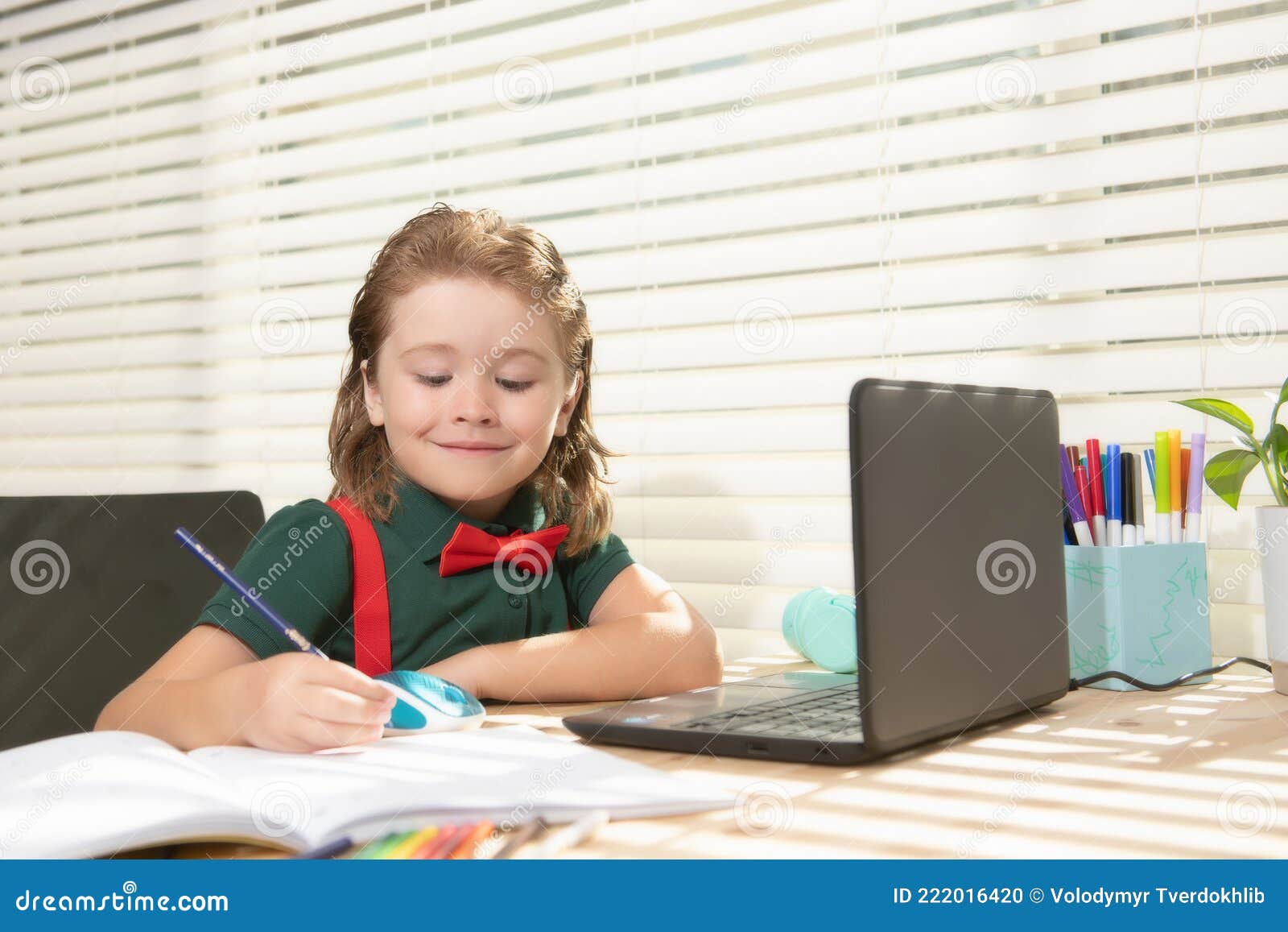 Aluno Estudando E Usando Laptop Computacional E Escrevendo Em Notebook ...