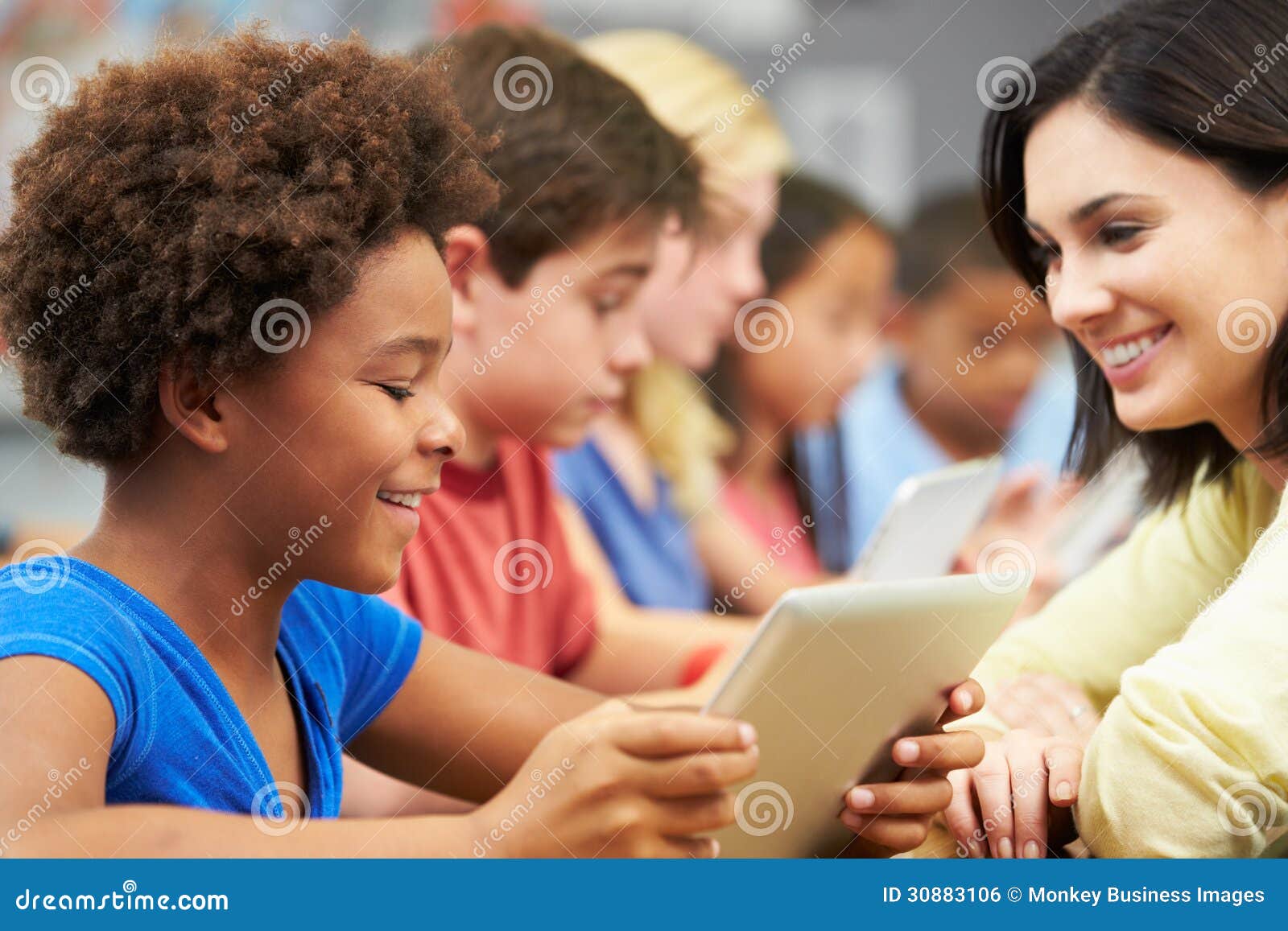 Alunos Na Classe Que Usa a Tabuleta De Digitas Com Professor Foto de ...