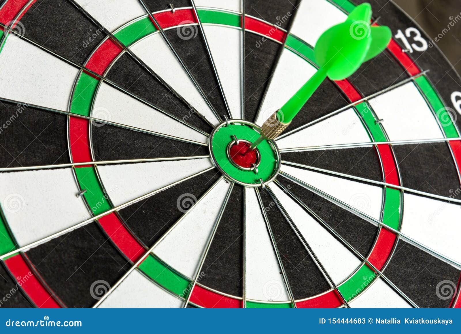 Alvo Com Uma Seta Verde No Centro Bata O Alvo Imagem de Stock - Imagem ...