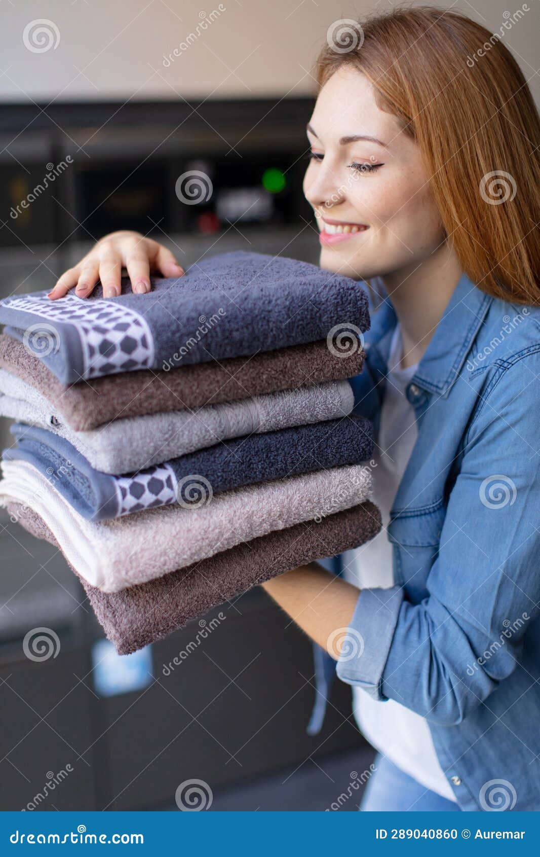 Ama De Casa Feliz Con Ropa Limpia Foto de archivo - Imagen de gente ...