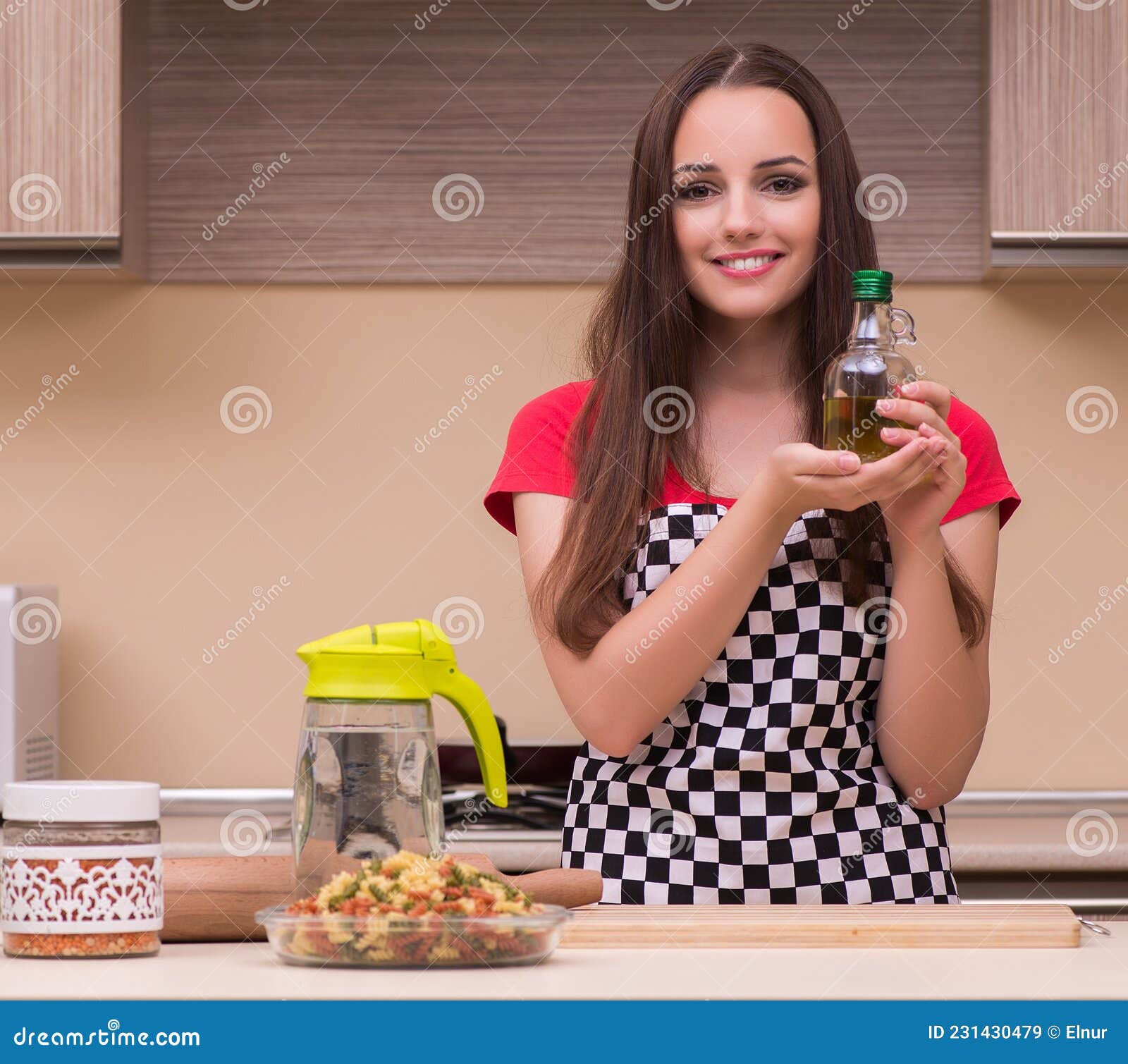 Ama De Casa Joven Trabajando En La Cocina Imagen de archivo - Imagen de ... Ama De Casa Joven Trabajando En La Cocina Imagen de archivo - Imagen de ...
