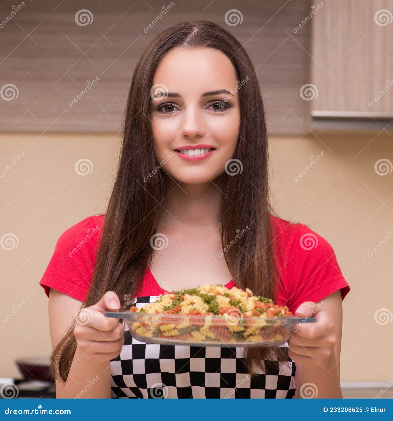 Ama De Casa Joven Trabajando En La Cocina Imagen de archivo - Imagen de ... Ama De Casa Joven Trabajando En La Cocina Imagen de archivo - Imagen de ...