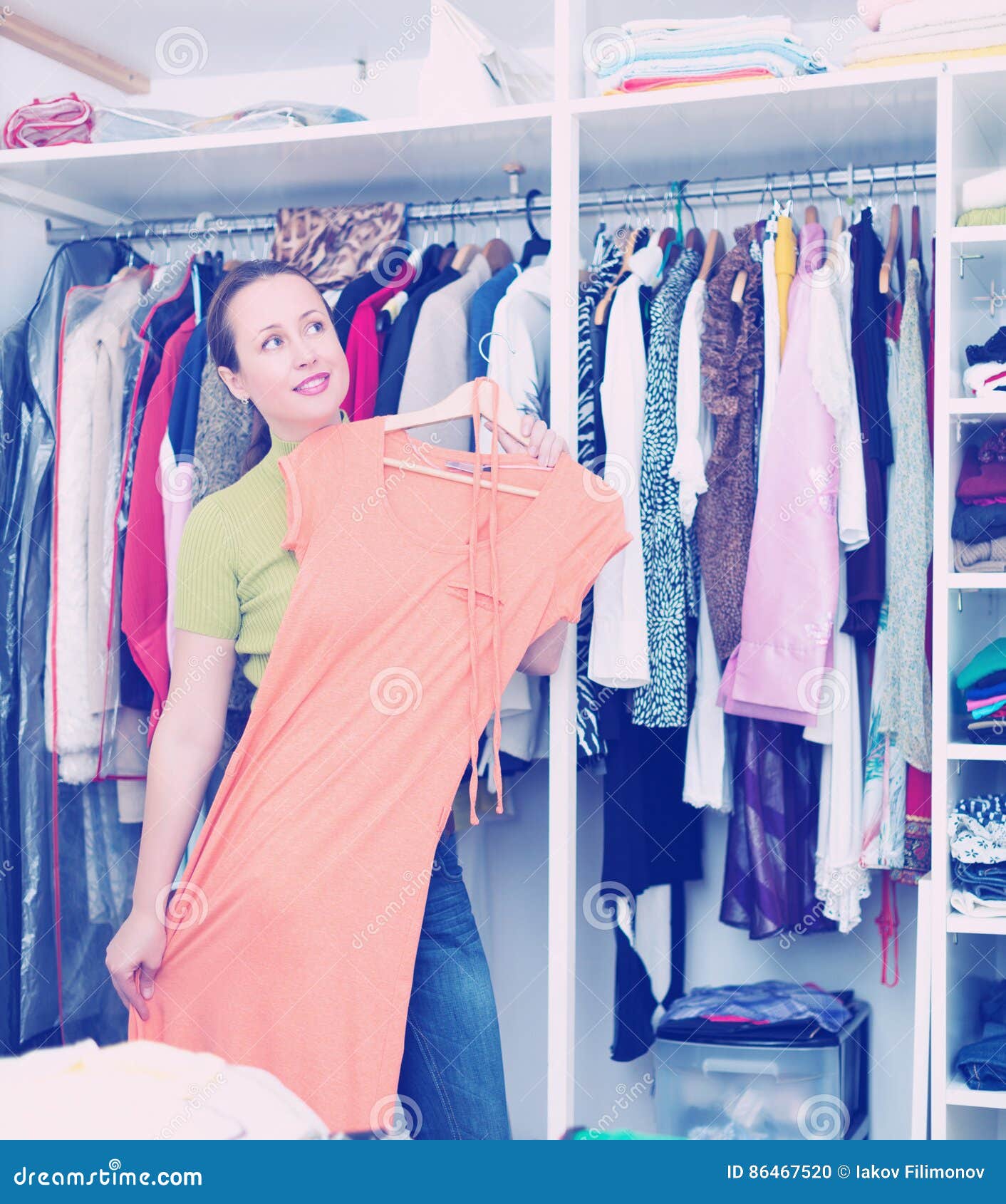 Ama De Casa Que Arregla La Ropa En El Guardarropa Foto de archivo ...