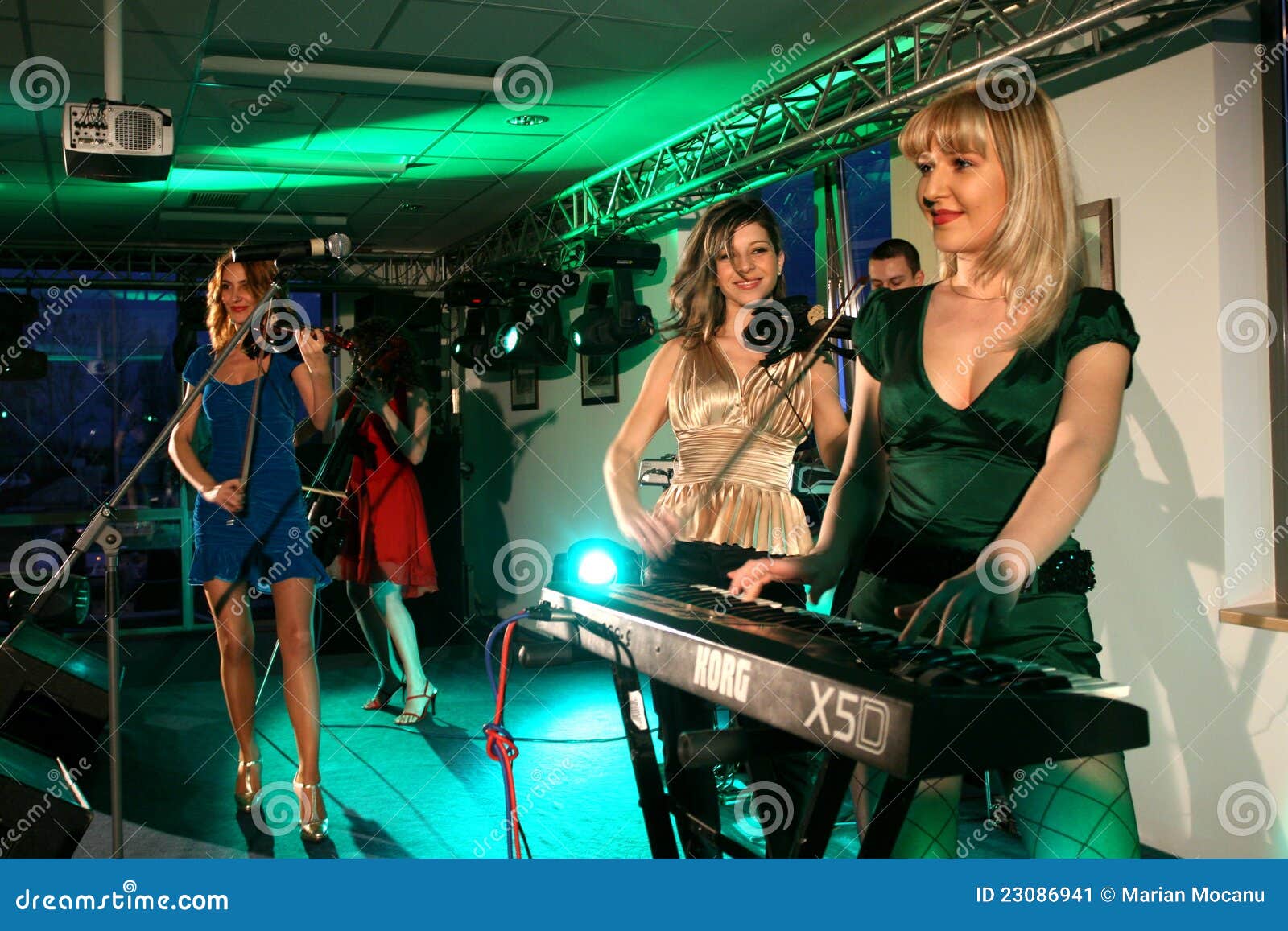 Amadeus band editorial photo. Image of woman, stage, filoti - 23086941