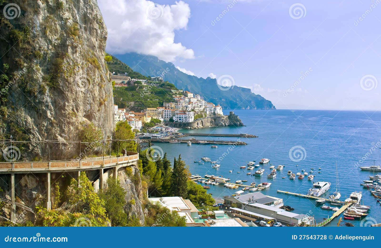 Amalfi, Vista Litoranea, Italia Fotografia Stock - Immagine di nubi ...