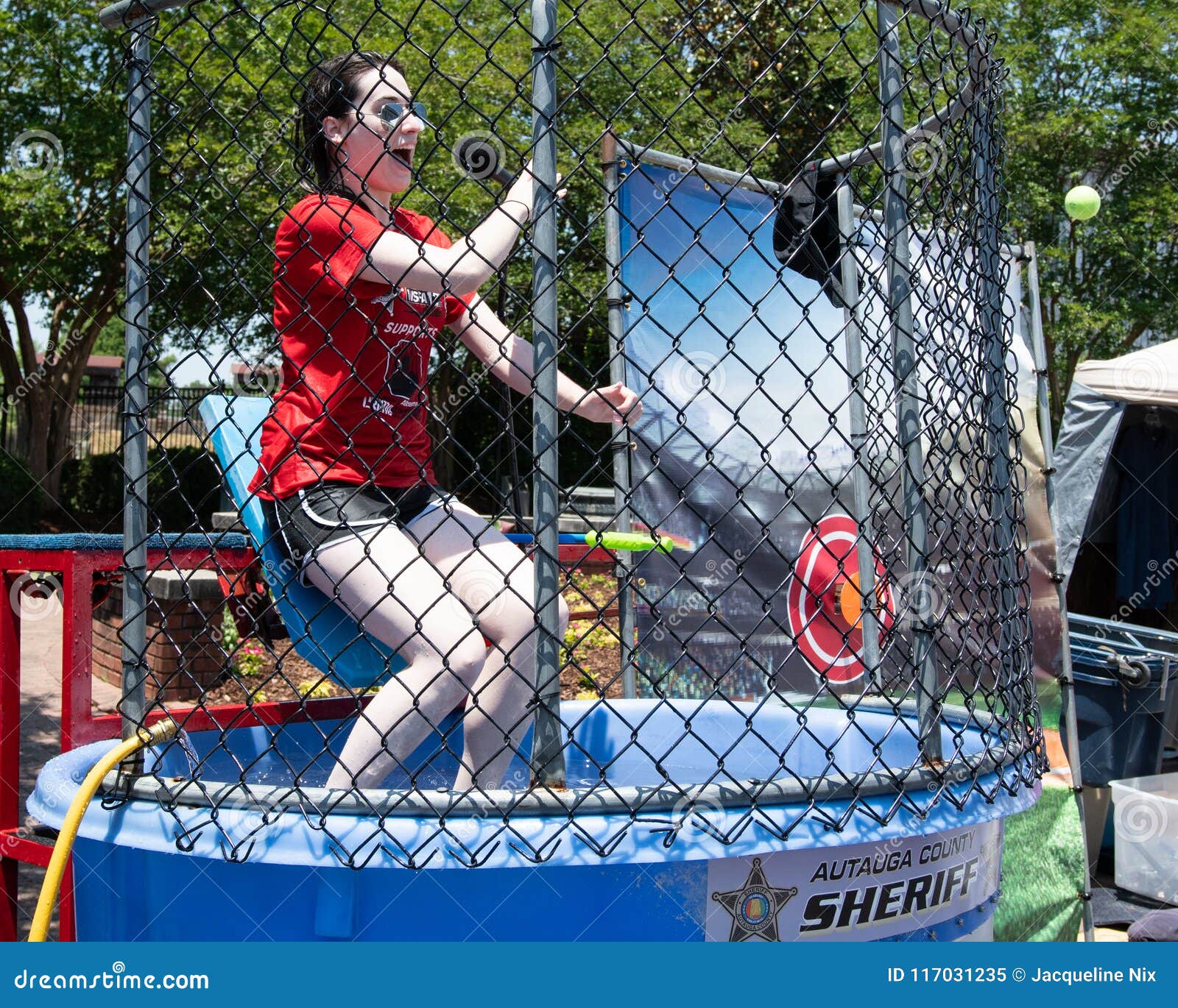 Amanda Curran Que Obtém Dunked Imagem Editorial - Imagem de festival ...