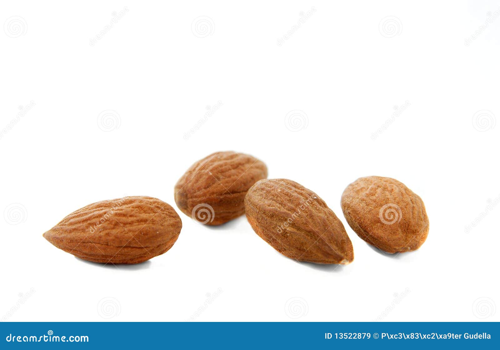 Amandel stock afbeelding. Image of stukken, nave, gescheiden - 13522879