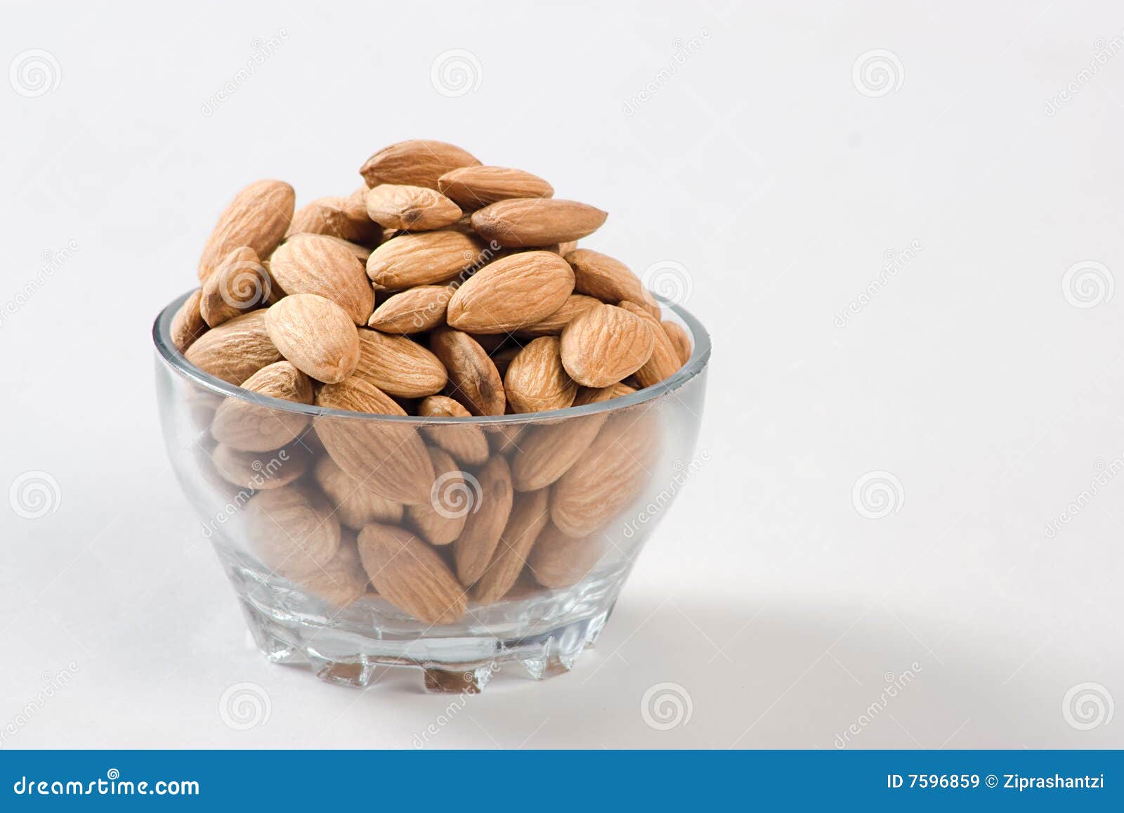 Amandel stock afbeelding. Image of gedaald, helften, ingrediënt - 7596859