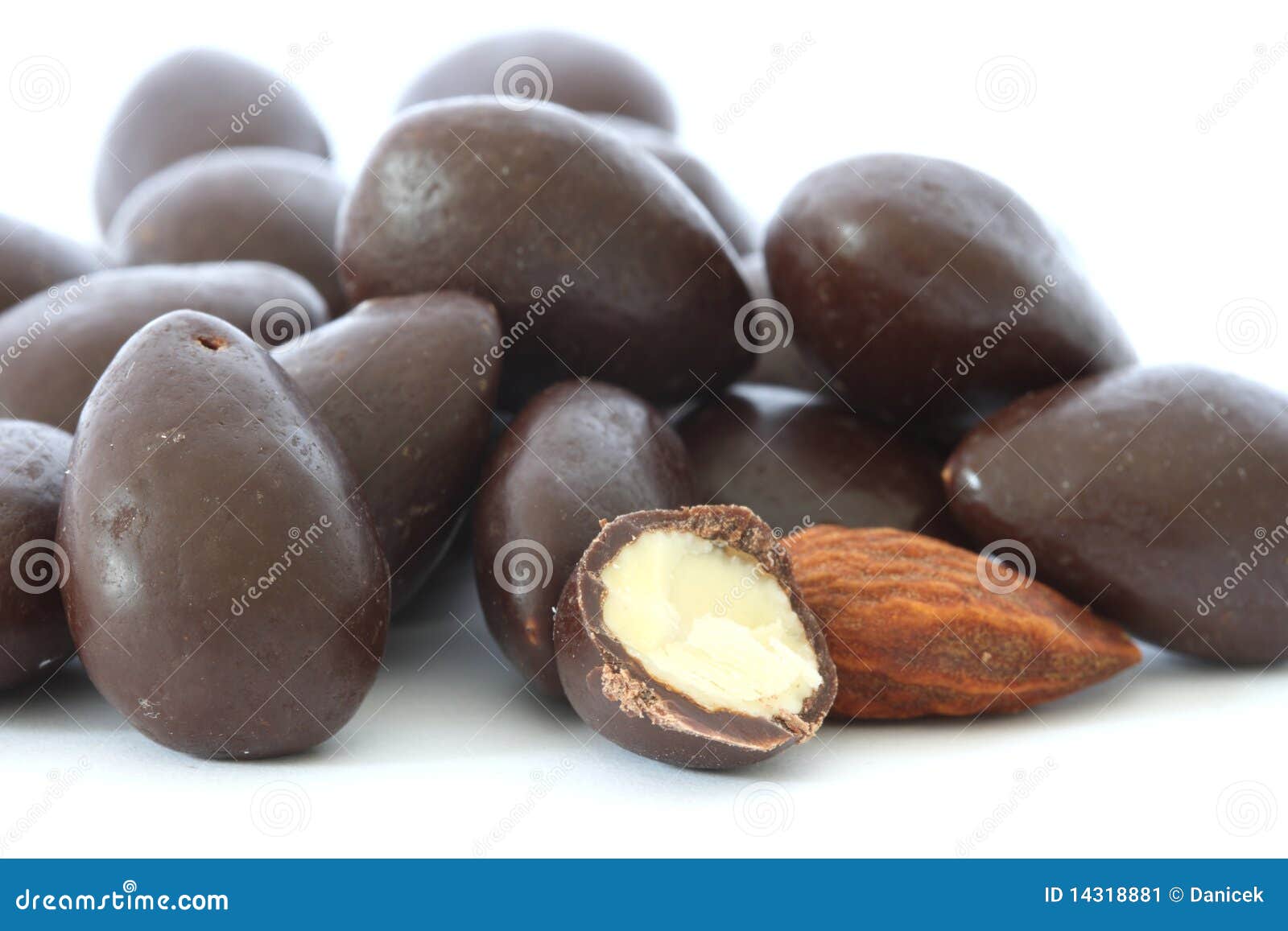 Amandel in chocolade stock afbeelding. Image of chocolade - 14318881