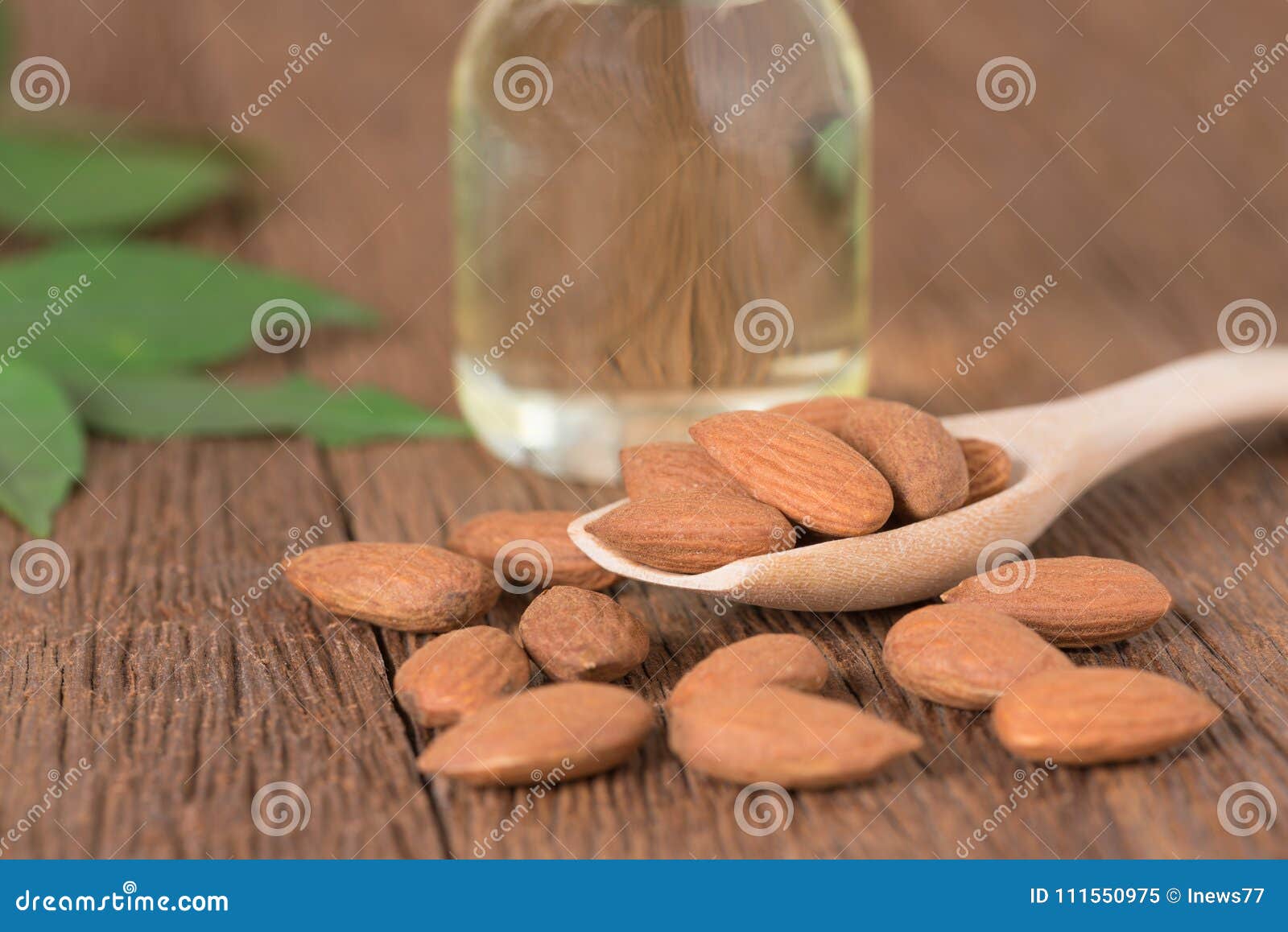 Amandel Met Amandelolie Op De Lijst Stock Afbeelding - Image of dieet ...