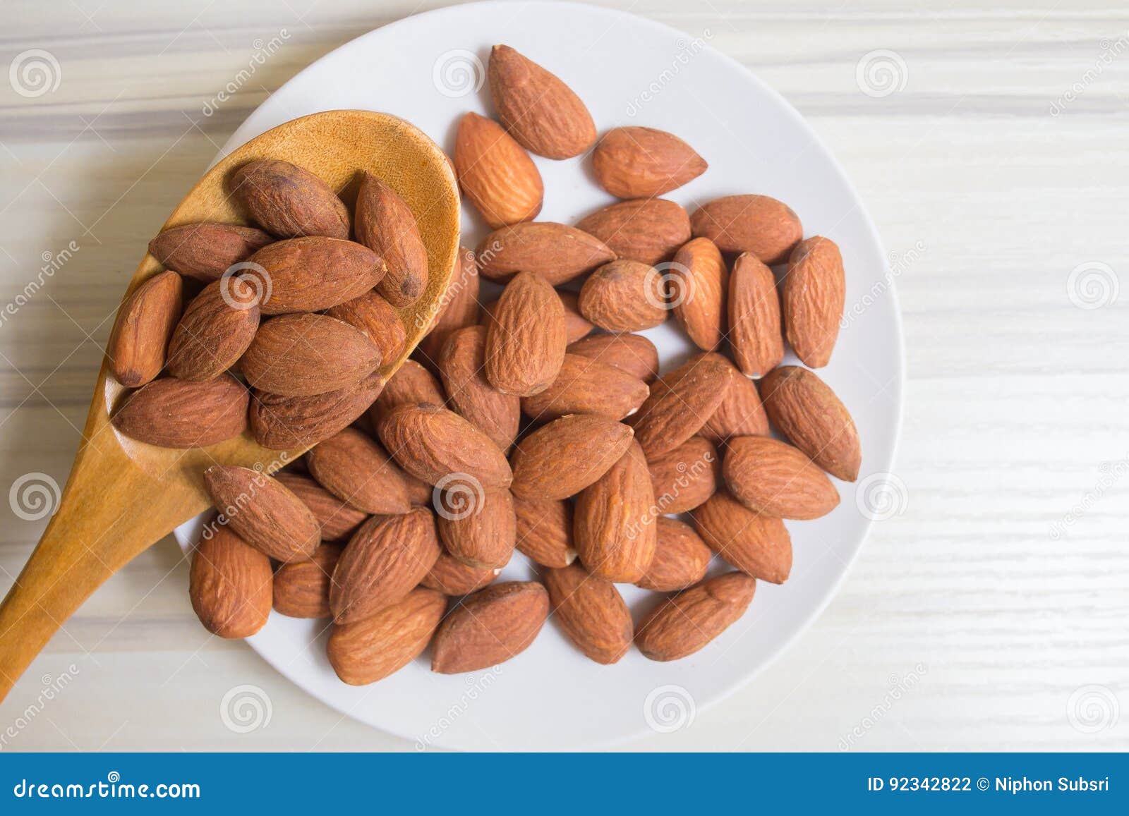 Amandelnoot Op Houten Lijstbeeld Stock Foto - Image of smakelijk ...