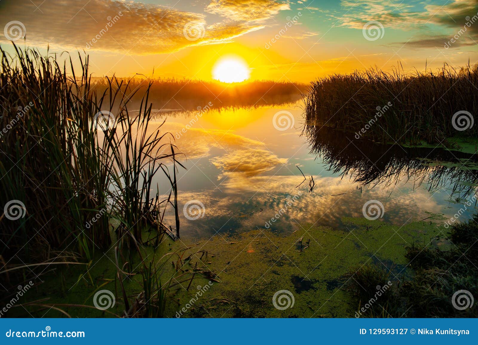 Amanecer en el río imagen de archivo. Imagen de color - 129593127